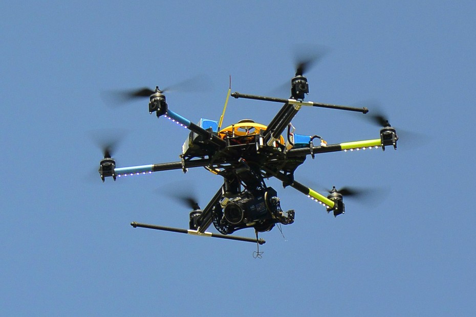 Drones sobrevoam áreas estratégicas de Paris – Defesa Aérea & Naval