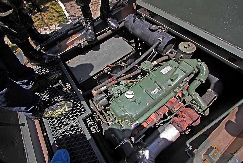 No comando de um tanque de guerra. Veja como é dirigir uma máquina ...