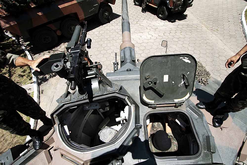 No comando de um tanque de guerra. Veja como é dirigir uma máquina ...