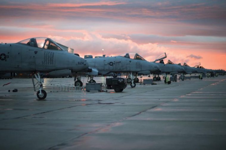Com o fim do A-10 chegando, os EUA e Aliados focam nos caças leves de ...