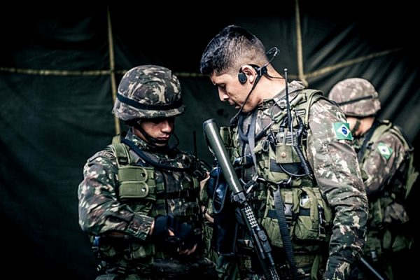 Exército Brasileiro adota fuzil IA2, com tecnologia 100% nacional ...
