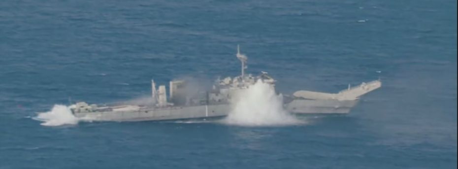 Forças dos EUA e do Japão afundam o ex-USS ‘Racine’ (LST-1191) com ...