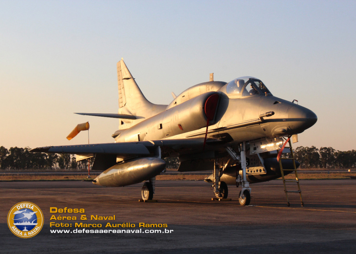 Apresentador do “Agora É Domingo”, voa em um caça AF-1C da Marinha do ...