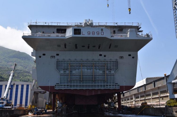 LHD ‘Trieste'(L 9890) é lançado ao mar na presença do presidente Sergio ...