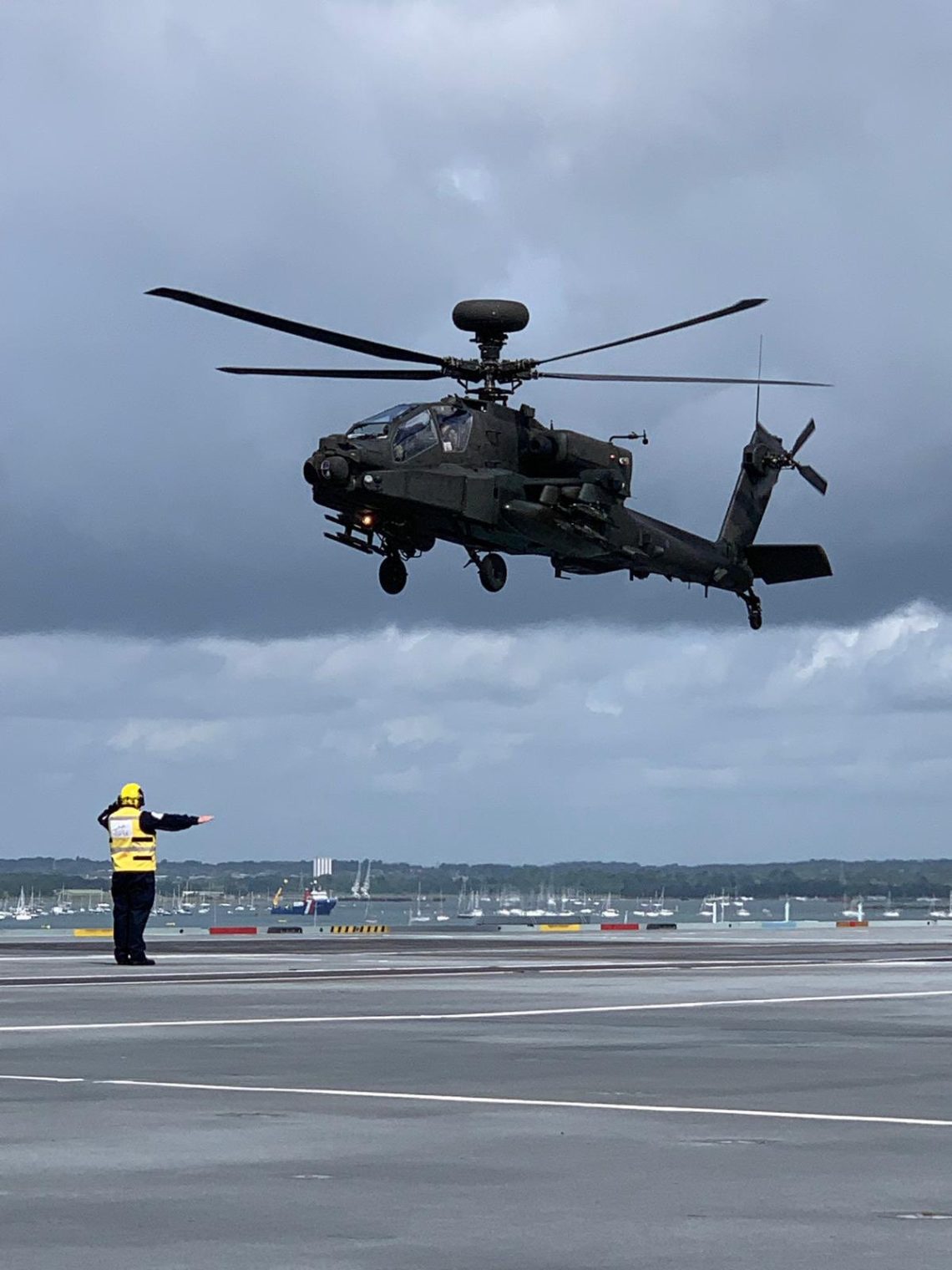 Helicóptero Apache do Exército Britânico pousa pela primeira vez no HMS ...