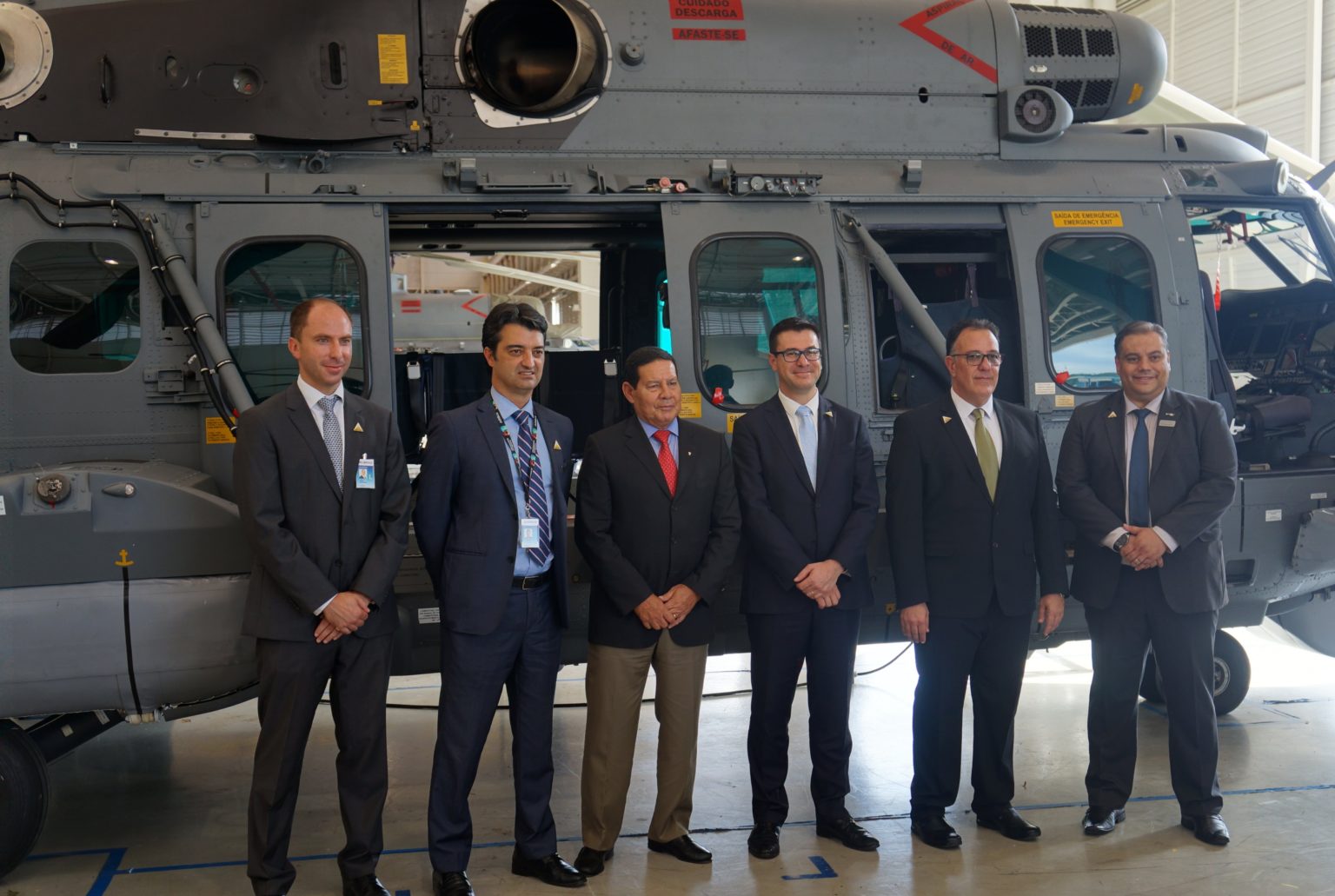 Vice-Presidente da República Hamilton Mourão visita a Helibras – Defesa ...