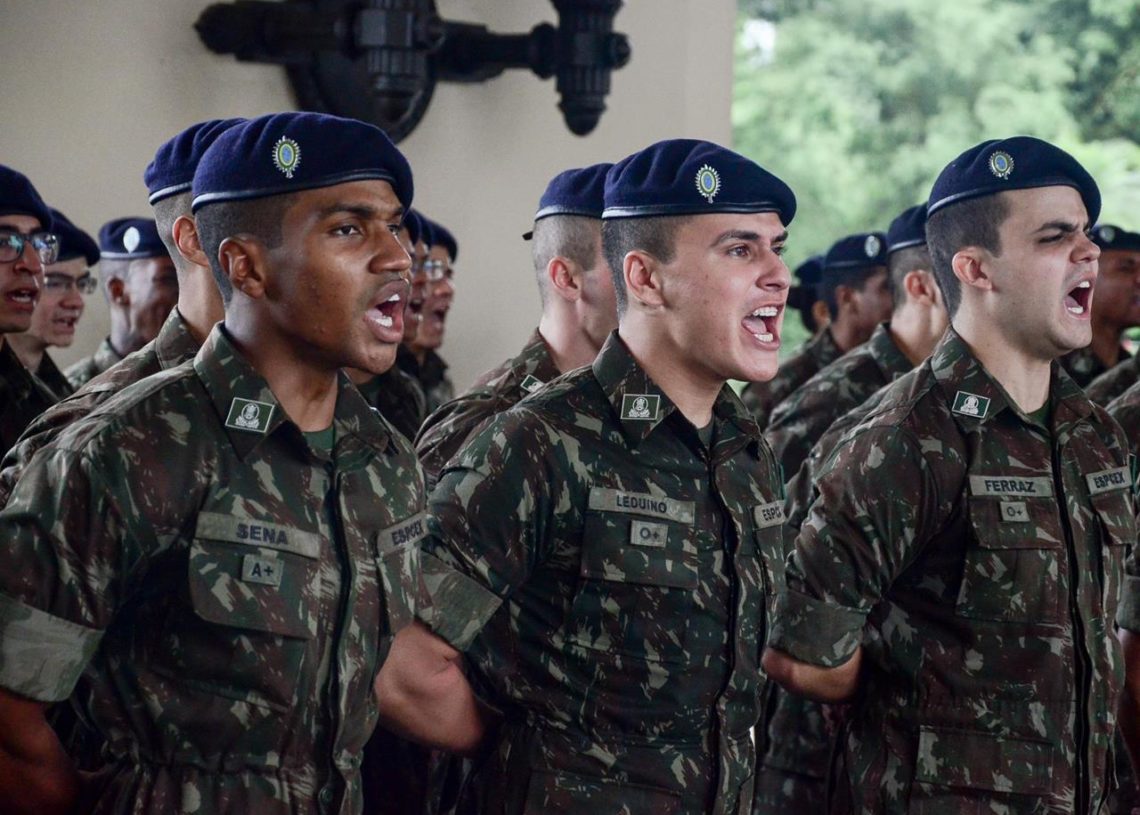 Futuros cadetes, ex-alunos da EsPCEx apresentam-se na Academia Militar ...