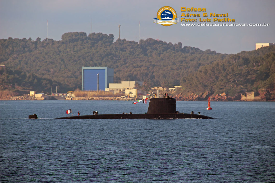 Incêndio a bordo do submarino nuclear francês Perle (S 606) em Toulon ...