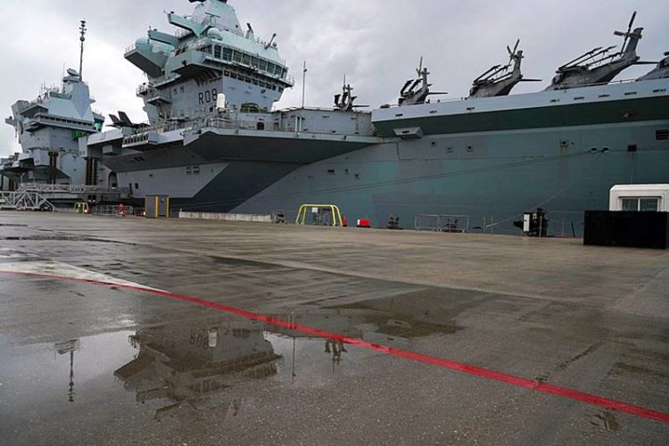 Rainha Elizabeth II visita porta aviões antes de sua primeira ...