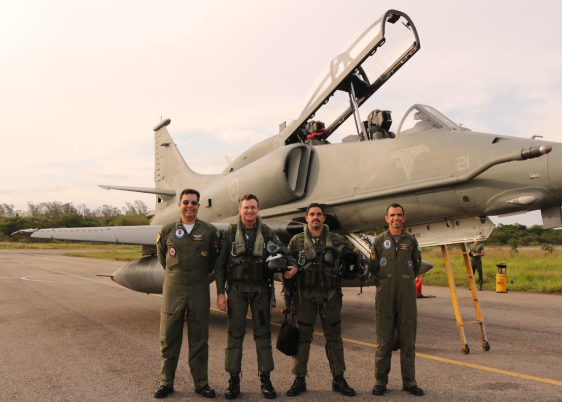Comandante em Chefe da Esquadra visita a Aviação Naval – Defesa Aérea ...