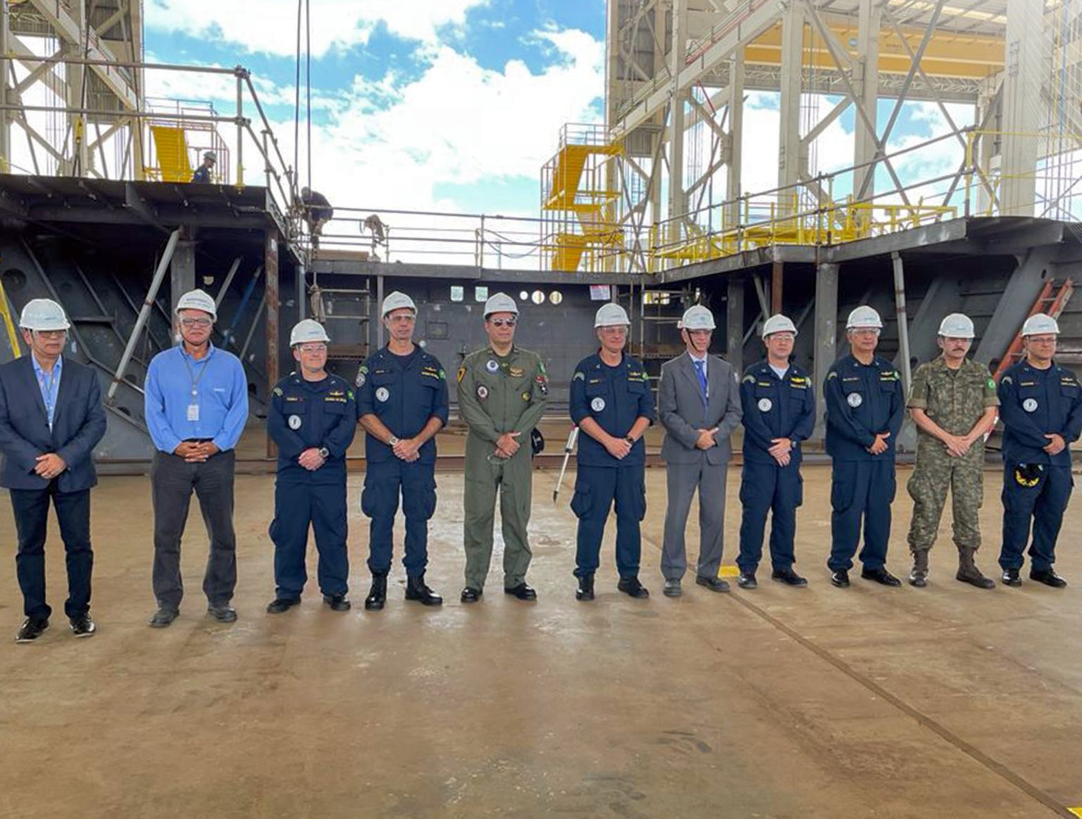 Aspirantes da EN visitaram o estaleiro onde está sendo construída a ...