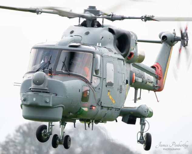 Super Lynx da Marinha Brasileira realiza seu 3º primeiro voo – Defesa ...