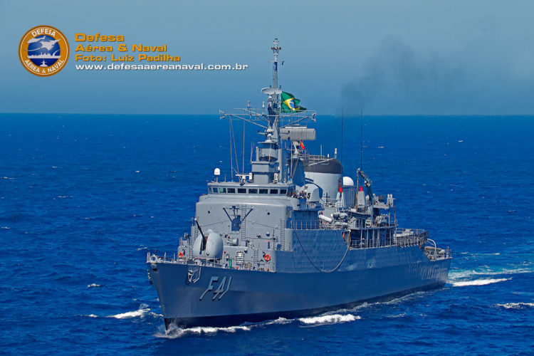 Fragata Defensora (F 41) realizou exercícios de tiro durante travessia ...