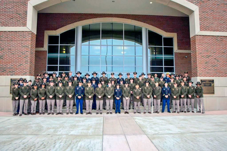 Oficial Fuzileiro Naval é graduado de honra no curso Armor Basic ...