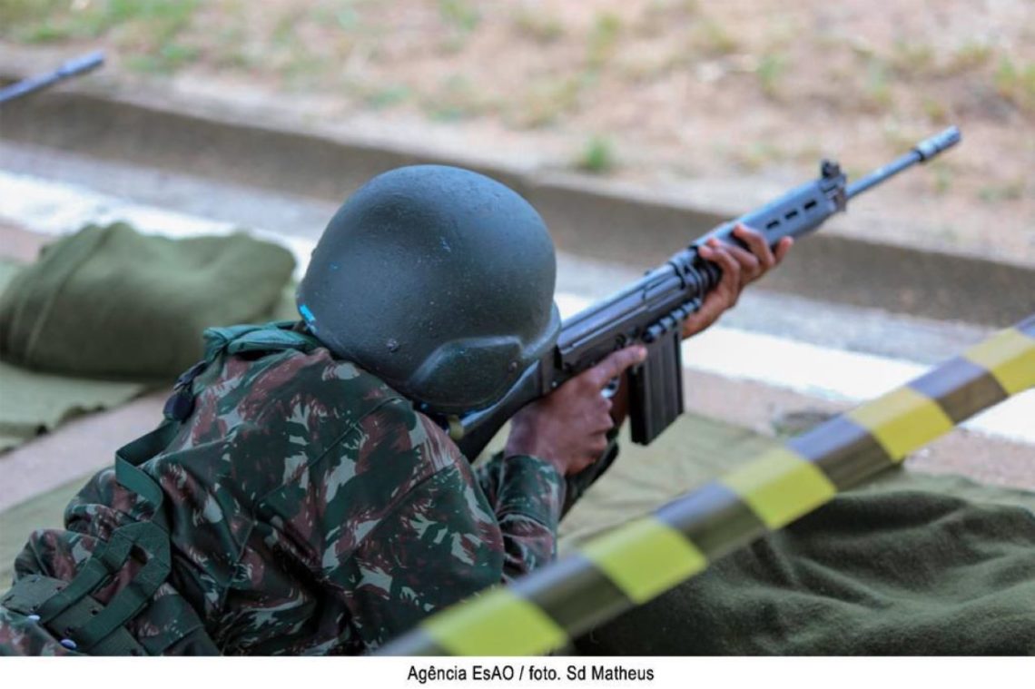 Recrutas do Exército Brasileiro são capacitados em instrução de tiro ...
