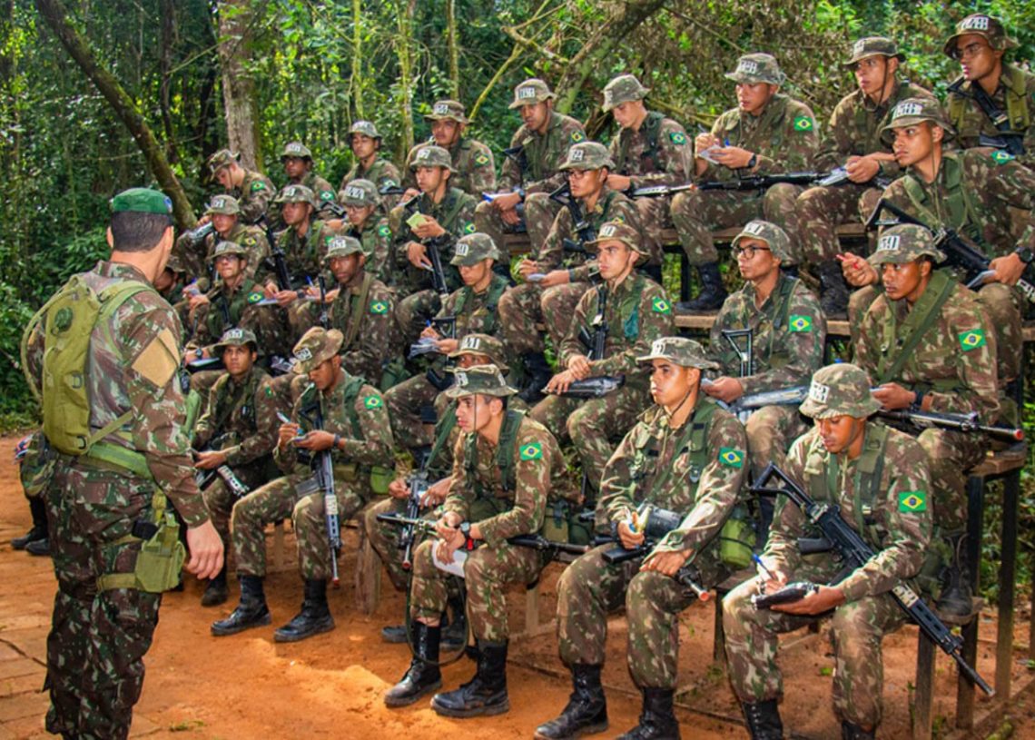 Futuros sargentos do Exército Brasileiro realizam Estágio Básico de ...