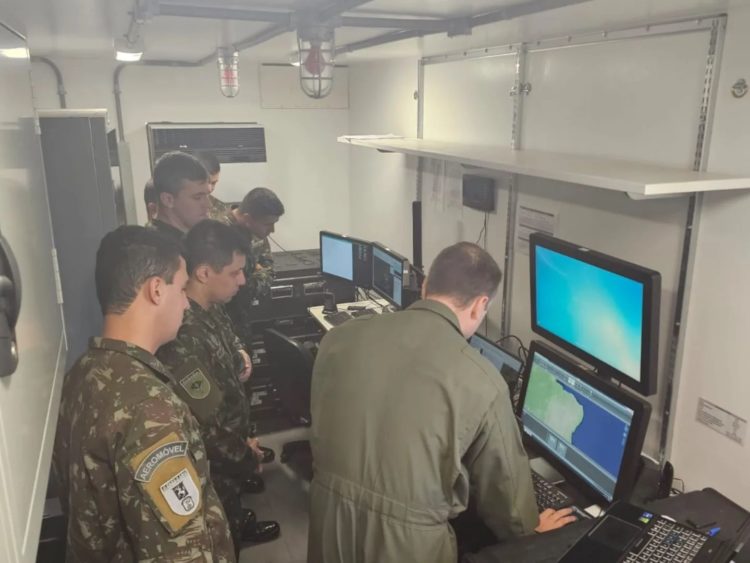 Esquadrão QE-1 recebe visita do CIAvEx – Defesa Aérea & Naval