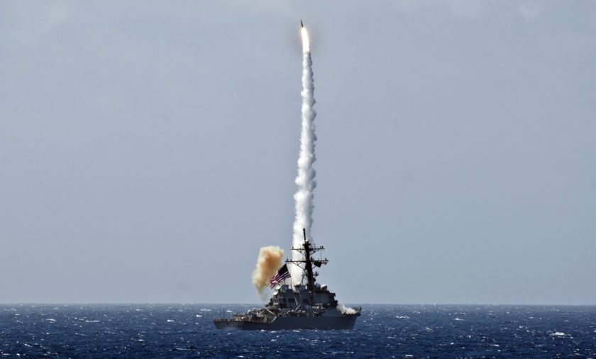 USS ‘Carney’ lança misseis SM-2 para abater mísseis e drones lançados ...