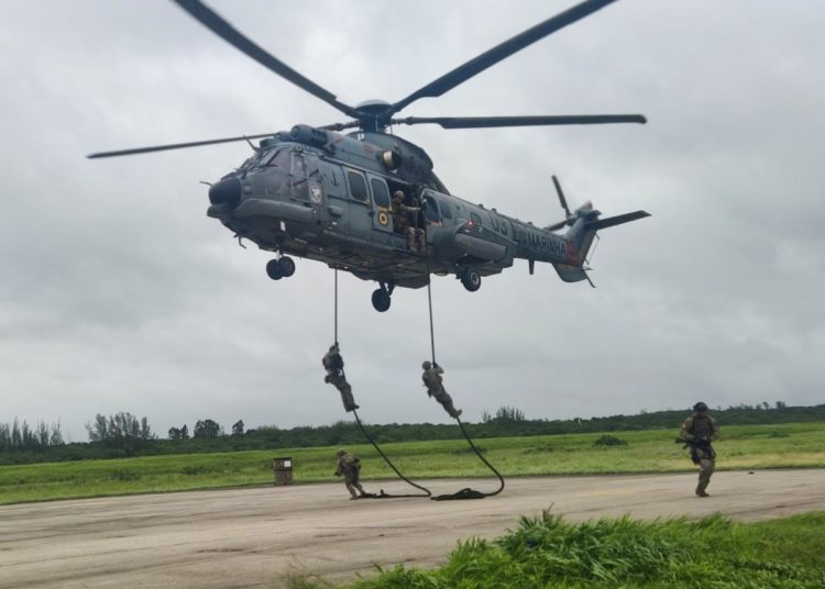 Esquadrão HU-2 realiza adestramento de infiltração com Mergulhadores de ...