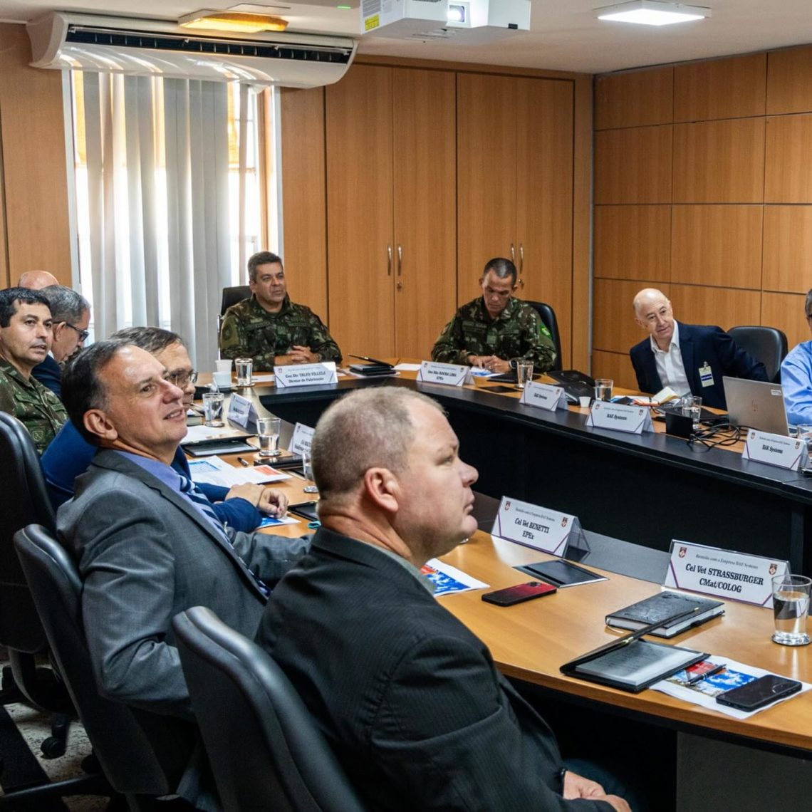 Exército e BAE Systems discutem a produção no Brasil do obuseiro 105 mm ...