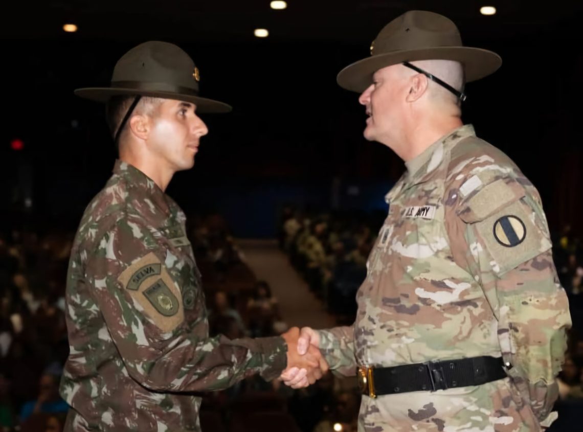 Sargento do Exército se destaca no “Drill Sergeant Course” no US Army ...