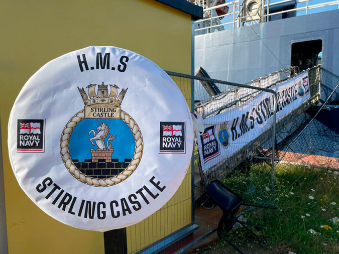 Royal Navy comissiona o HMS Stirling Castle como o primeiro navio-mãe ...