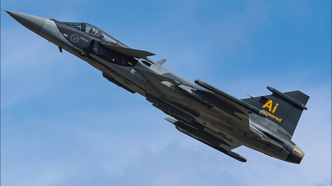 Saab Gripen E demonstrando sua alta manobrabilidade durante a RIAT 2025 ...
