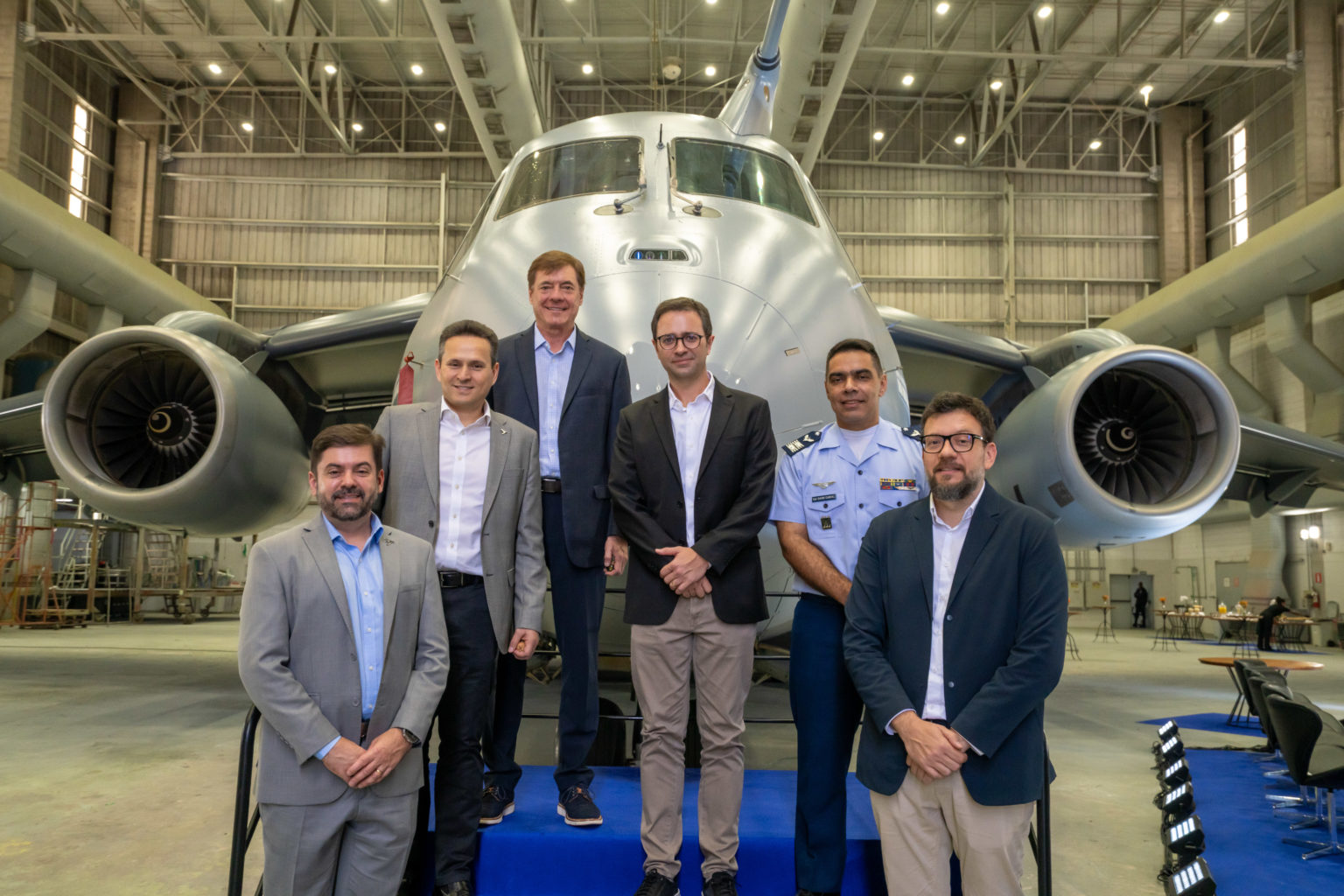 Embraer apresenta KC-390 Millennium com nova identidade visual – Defesa ...