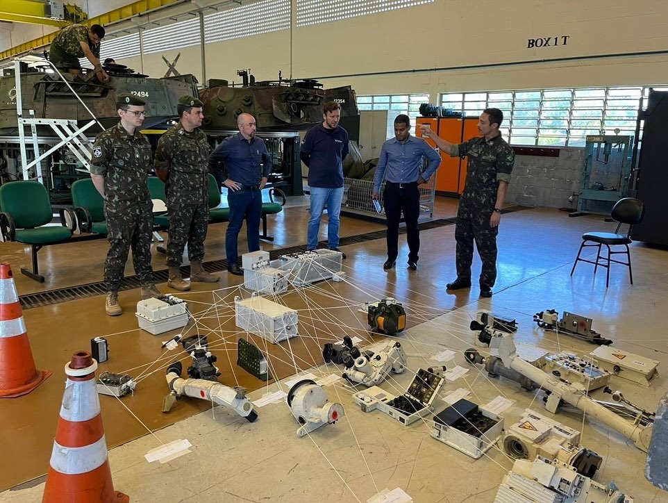 Omnisys visita o CI Bld visando a nacionalização do computador de tiro ...
