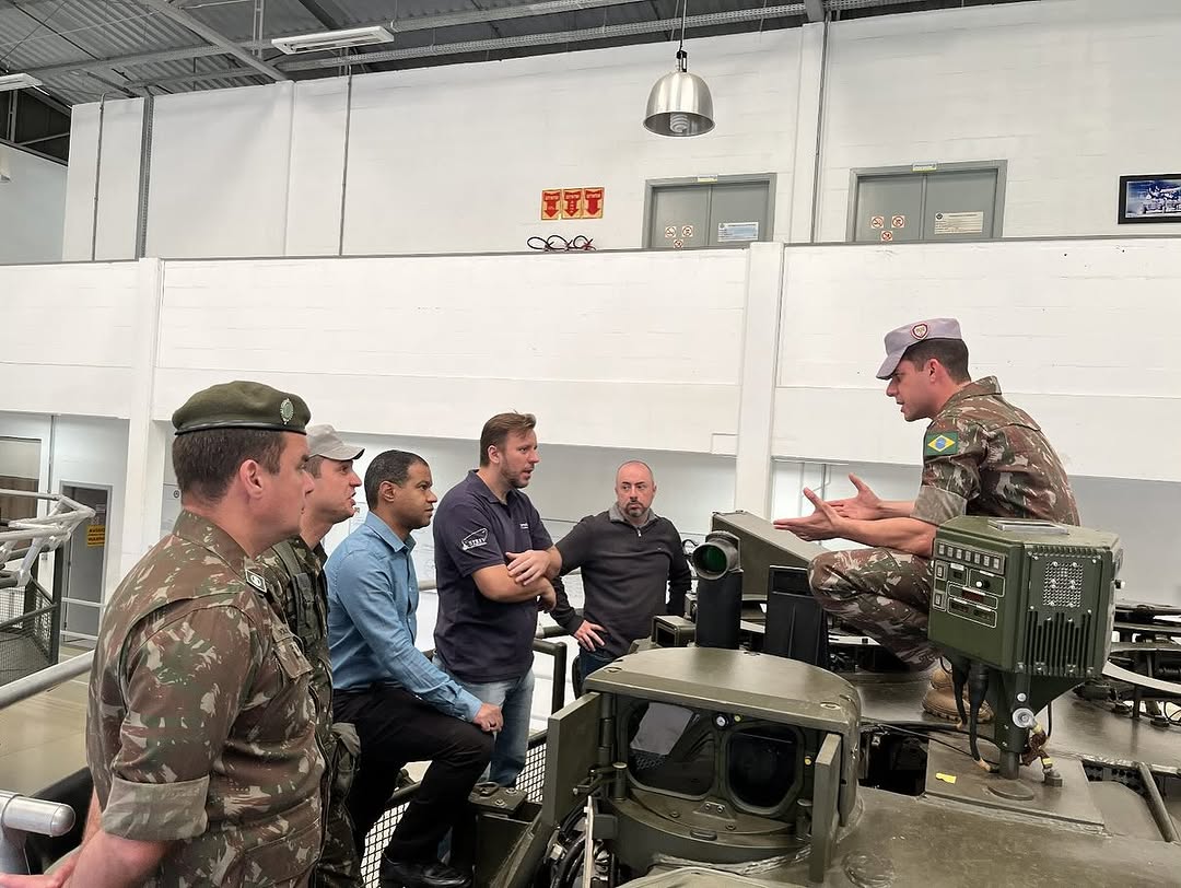 Omnisys visita o CI Bld visando a nacionalização do computador de tiro ...