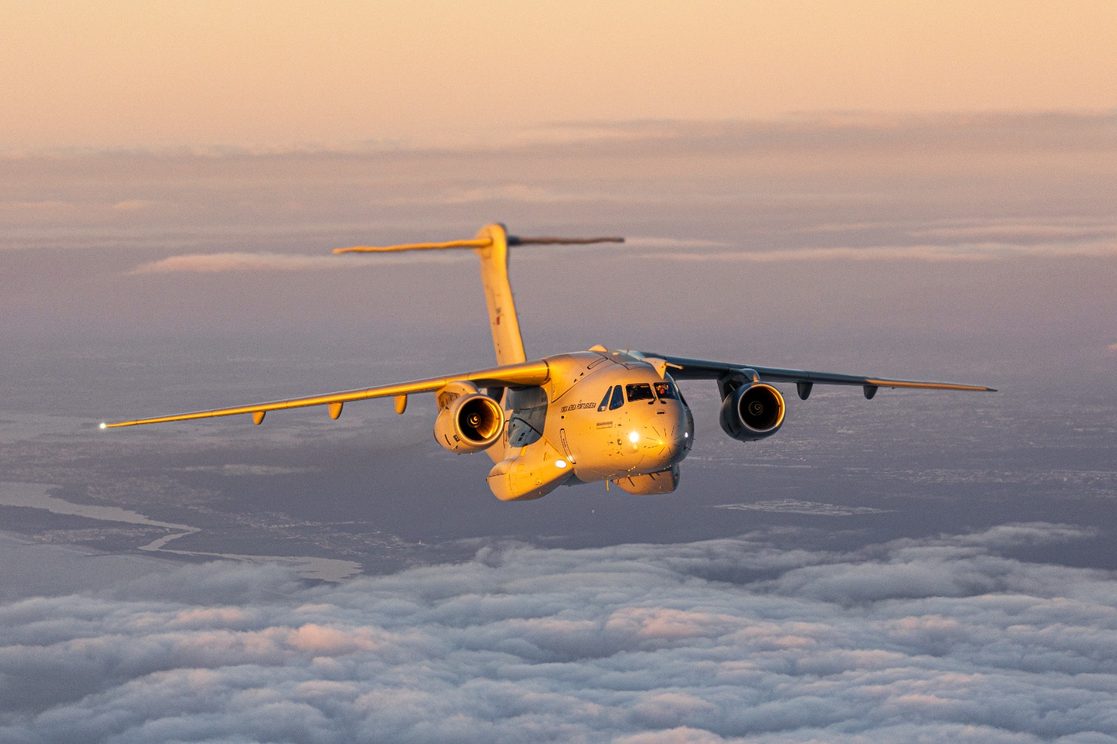 KC-390 português realiza voo histórico entre Moçambique e Portugal ...