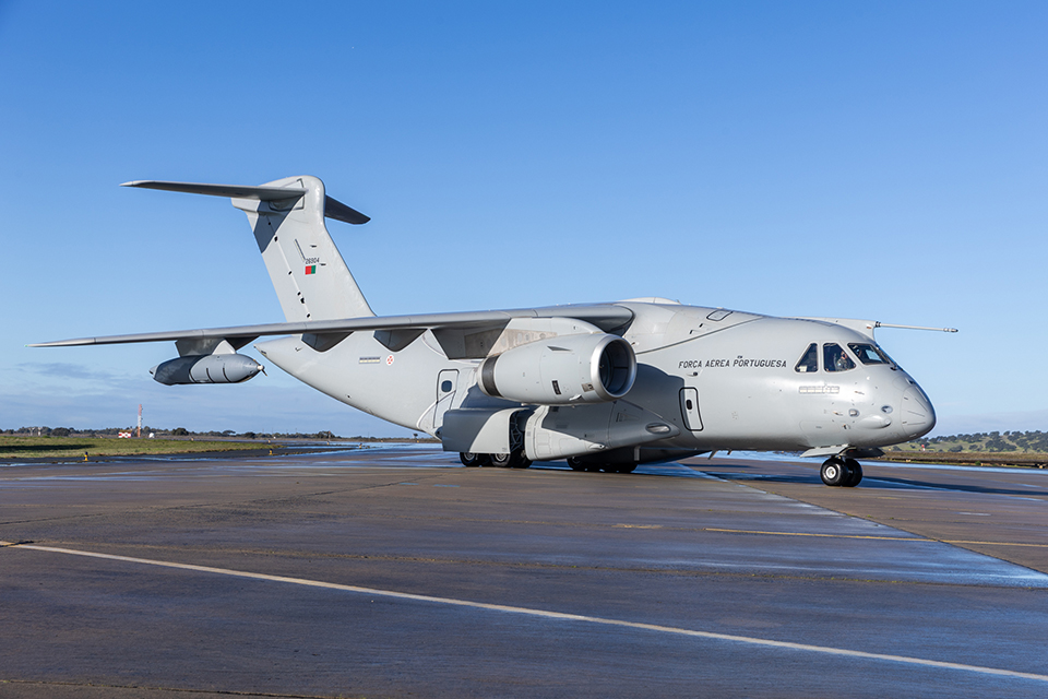 KC-390 português realiza voo histórico entre Moçambique e Portugal ...